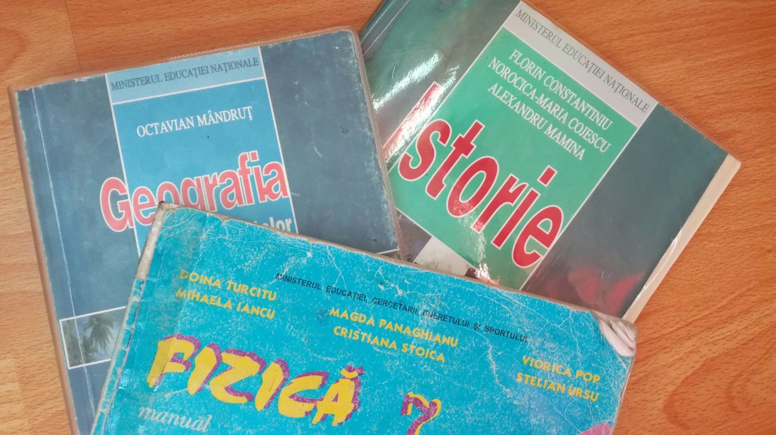 Manualele şcolare vor fi editate doar de stat